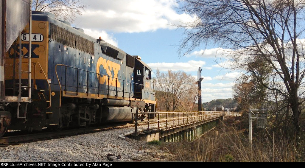 CSX 6141 heads into Fairburn yard with a local